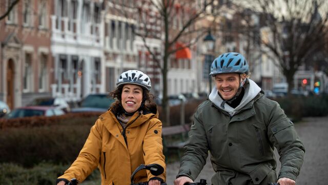 7 hippe fietshelmen om mee gezien te worden | ANWB