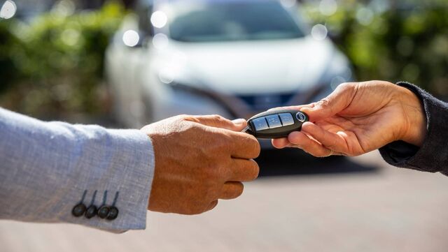 Auto overschrijven: zo werkt het | ANWB